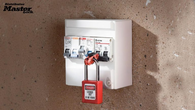 Master Lock S3822 Electrical Lockout